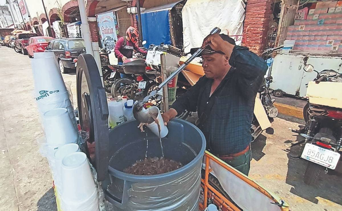 Venta de Pozol para el calor y altas temperaturas vendedores ambulantes