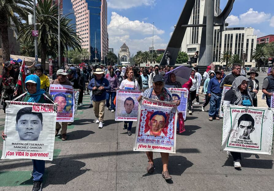 Manifestación por Ayotzinapa bloquea calles del Centro de la Ciudad de ...