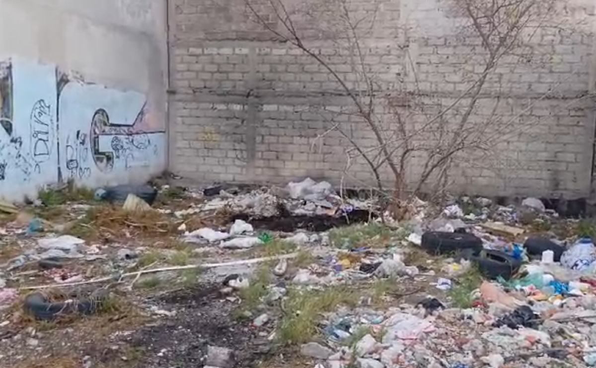 Hallan cuerpo de hombre quemado en predio baldío de Ecatepec