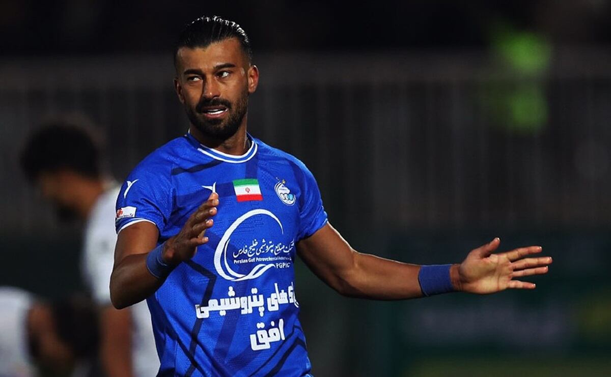 Escándalo en Irán: Futbolista es sancionado por abrazar a fanática